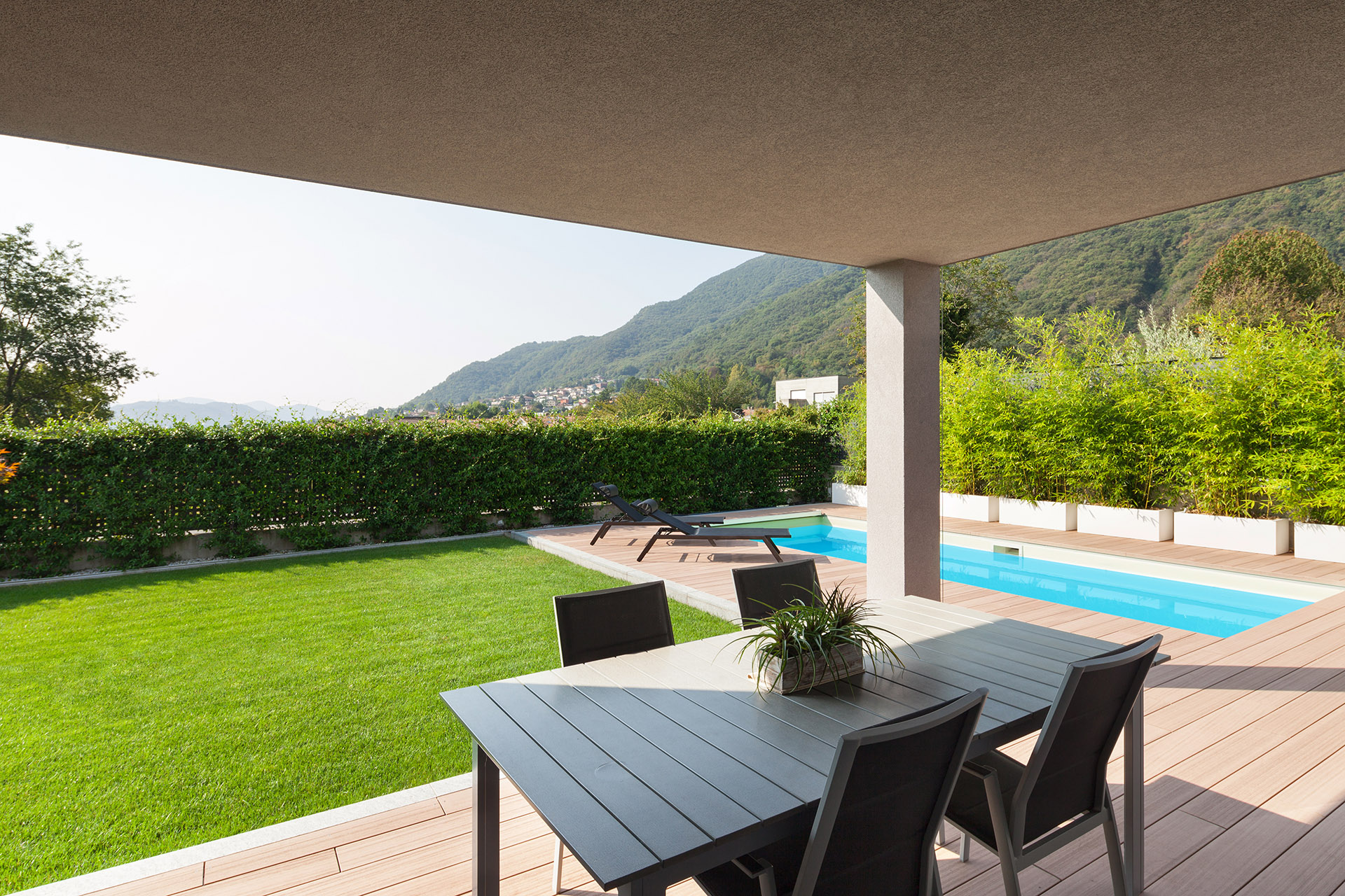 Veranda Decking: Composite vs Wood for Best Results